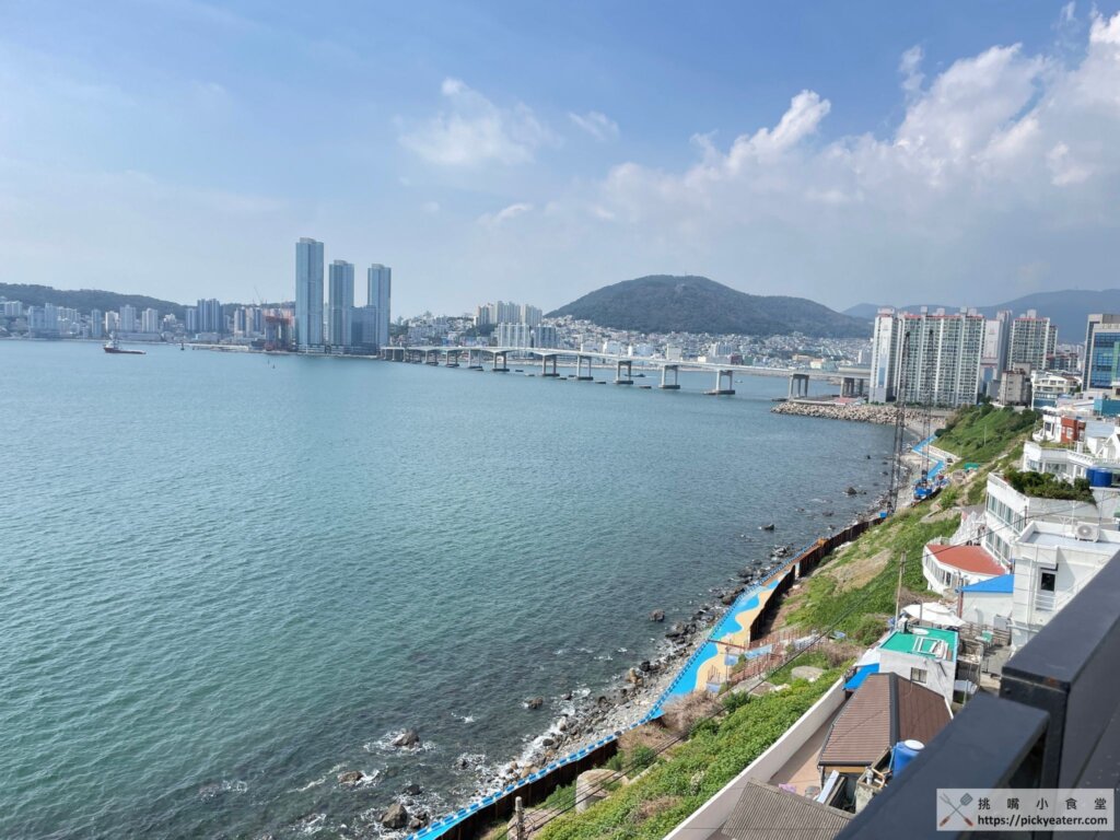 【韓國釜山美食】Aether cafe에테르超適合渡假的白淺灘文化村，絕美落地窗海景咖啡廳，甜點爆炸好吃！(釜山必去咖啡廳)