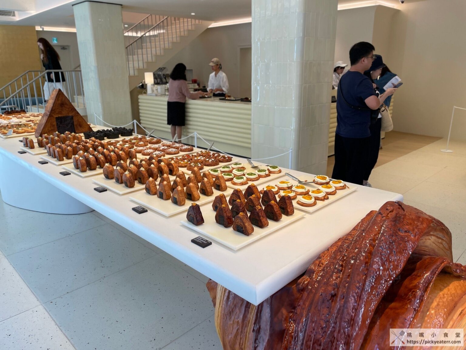【首爾美食】NUDAKE新沙店(누데이크)巨無霸可頌！2024韓國必訪藝術咖啡廳，讓人難以招架的美味可頌 （最新分店新沙店.菜單）